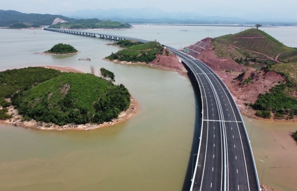 Expressway opens up new development space for Red River Delta