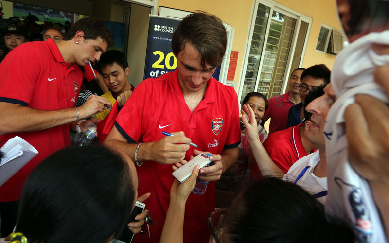 Blindfold football an unforgettable game in Hanoi: Arsenal