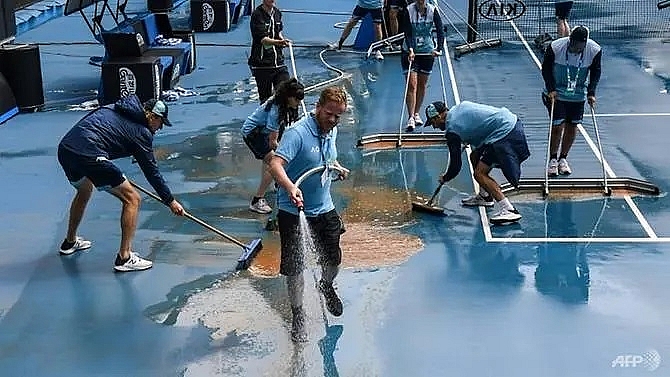 Mud stops play as Australian Open faces new challenge