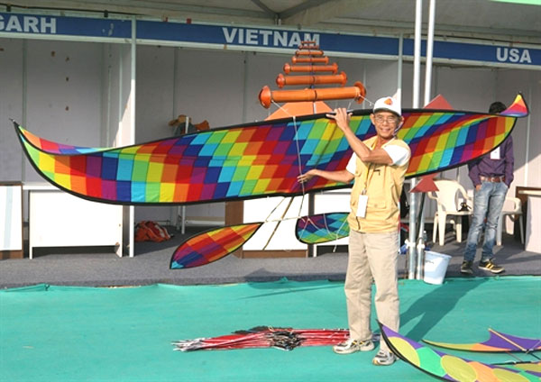 Kite maker on cloud nine after setting record
