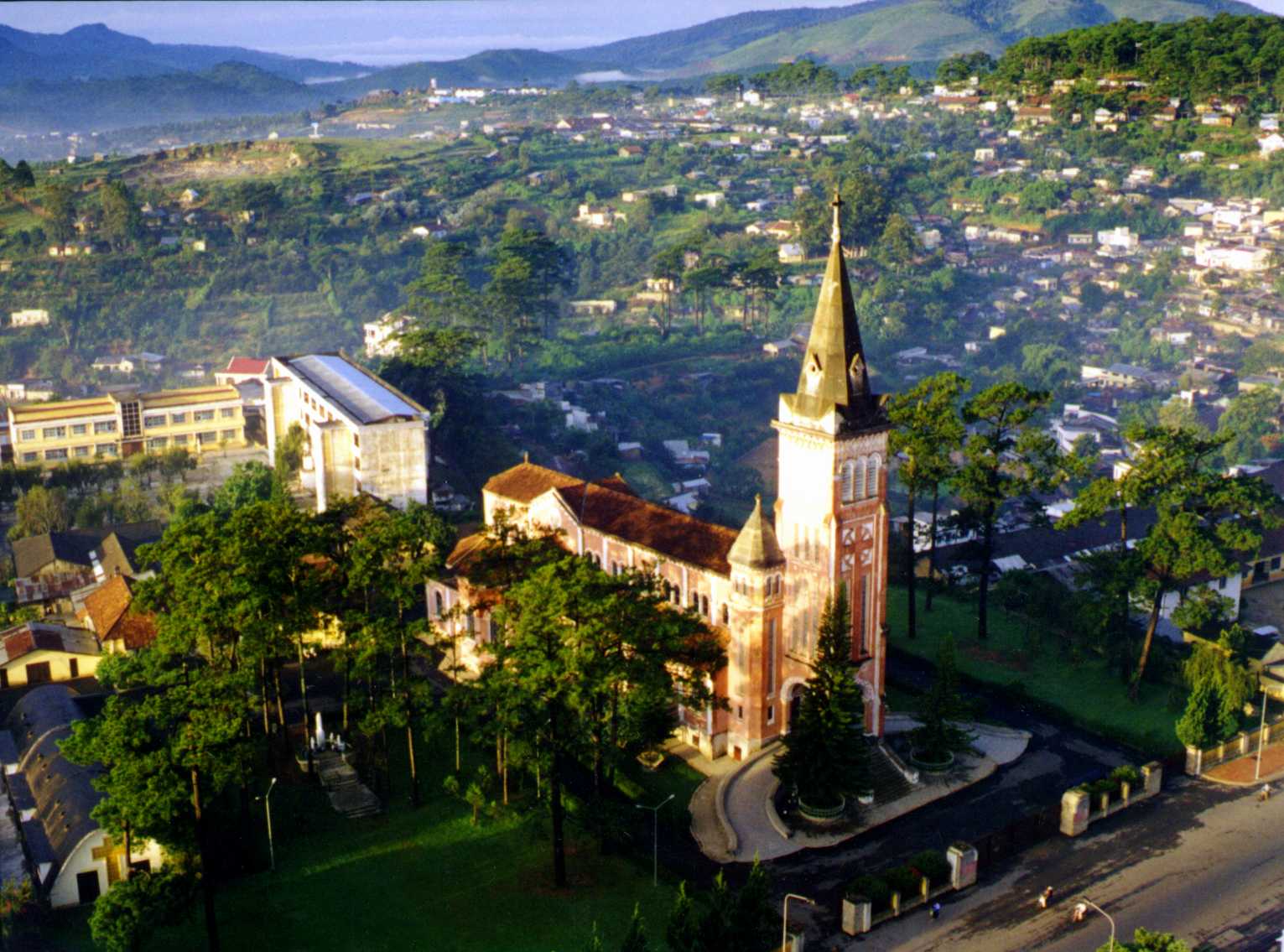 Da Lat provides free tourism maps