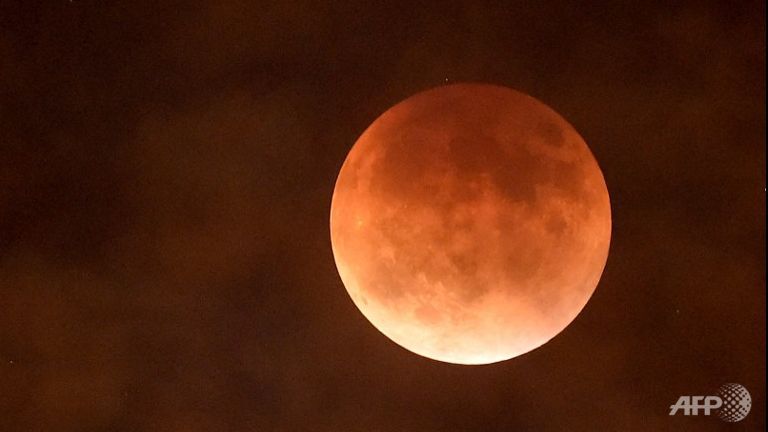 Blood "supermoon" shines bright