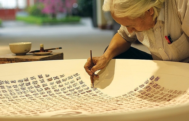 The untold story of record-breaking Chu Dau Ceramic’s calligraphy icon