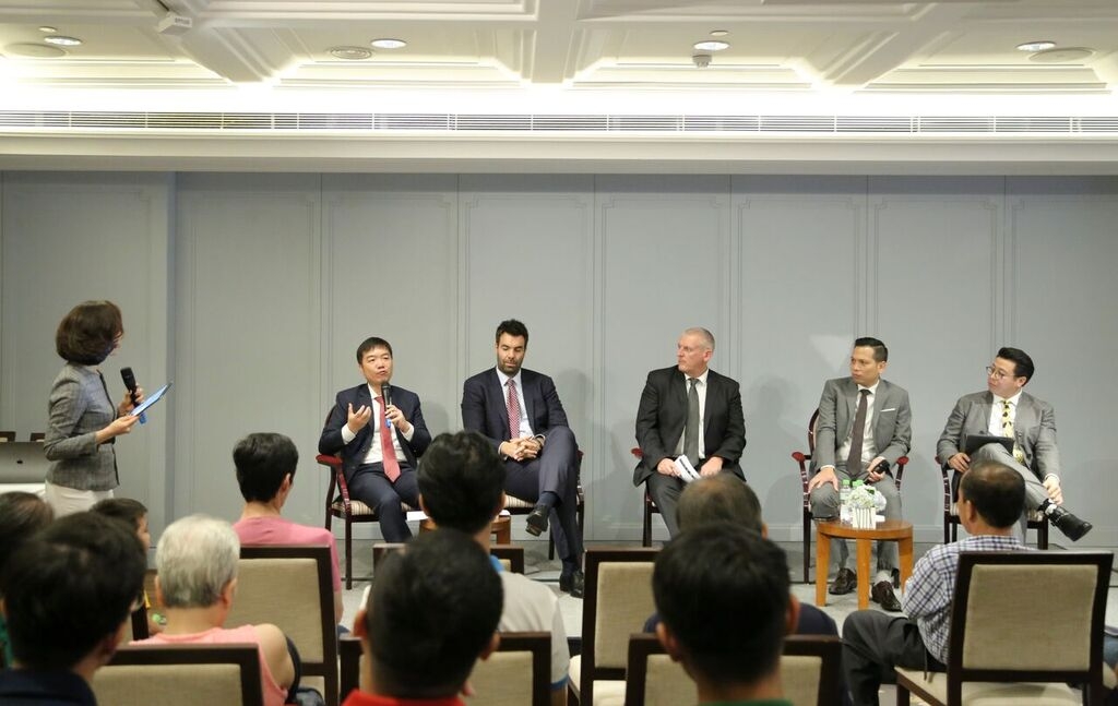 Denzell holds seminar on international property investments